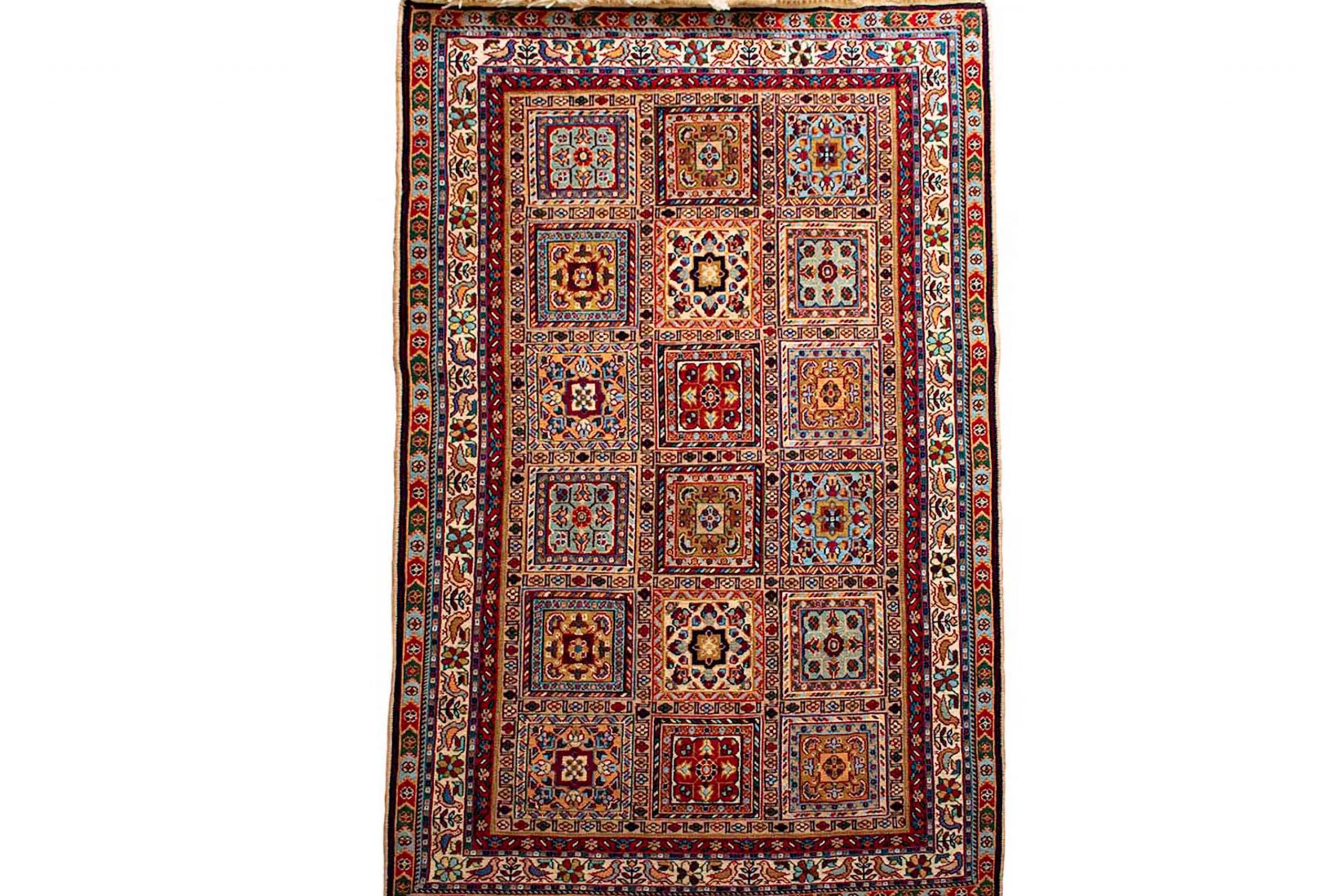 Exquisite Persian Bakhtiari Rug - Geometric Pattern | Craftestan