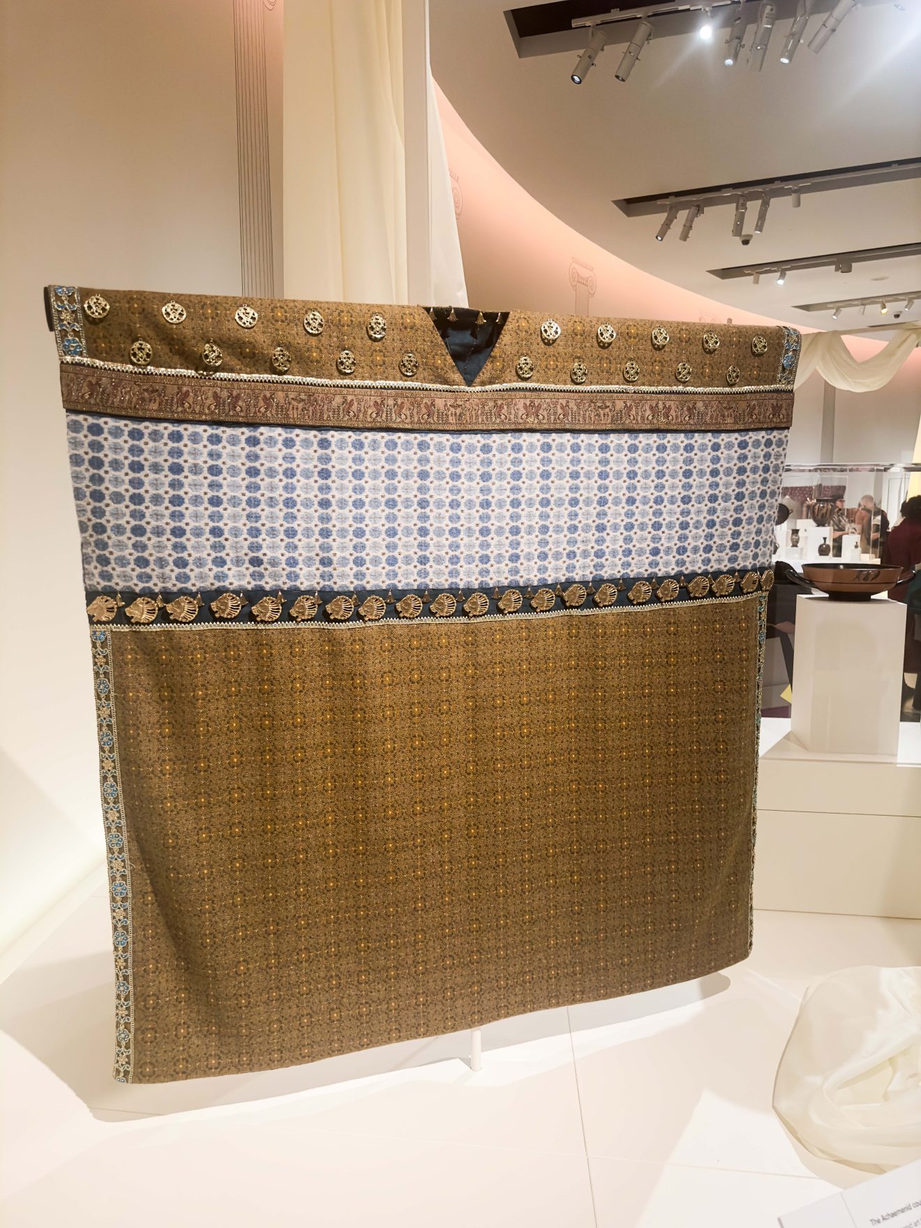 Achaemenid Clothing - The Fabric of Power | Craftestan